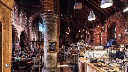 Das Sanctuary Cafe in London ist direkt in einer Kirche platziert